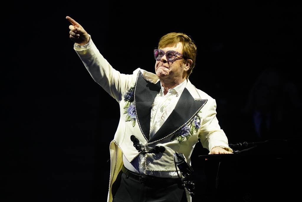 Elton John pays tribute to Queen in Toronto | CityNews Vancouver