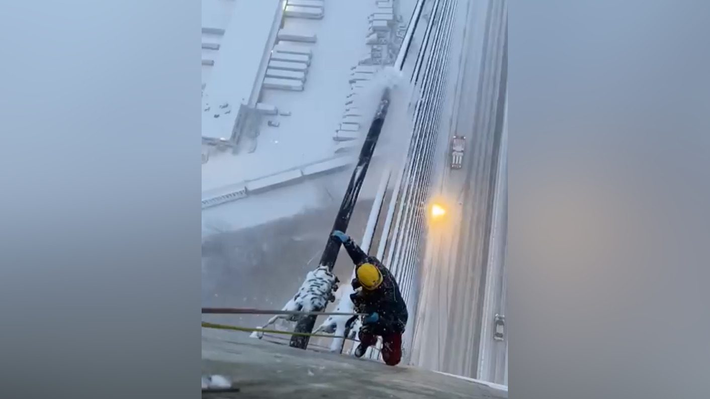 How is ice cleared from bridge cables? | CityNews Vancouver