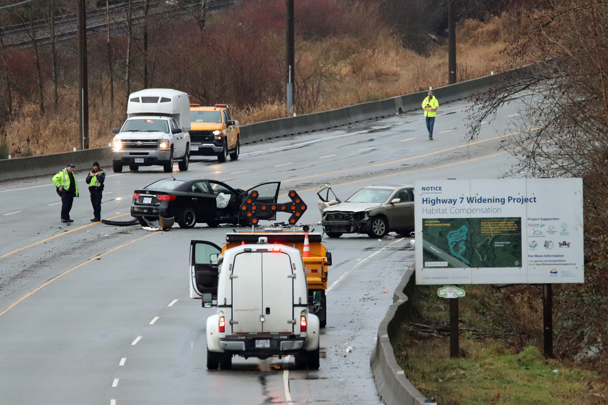 5 people injured after hydroplaning crash on Lougheed HWY in Mission