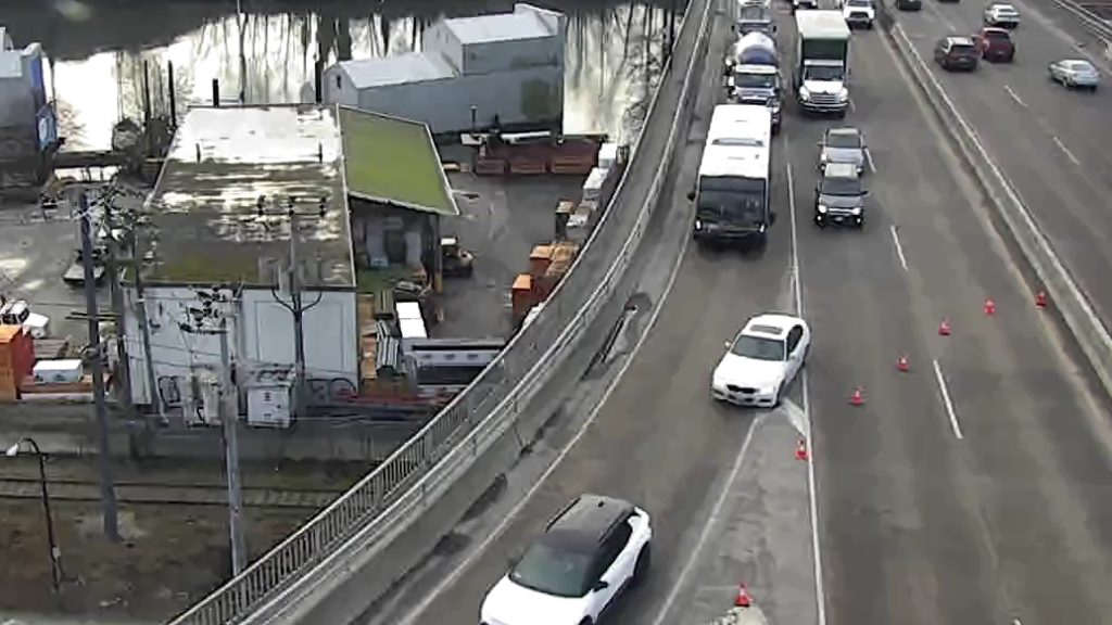 Multi-vehicle crash closes Knight Street Bridge northbound