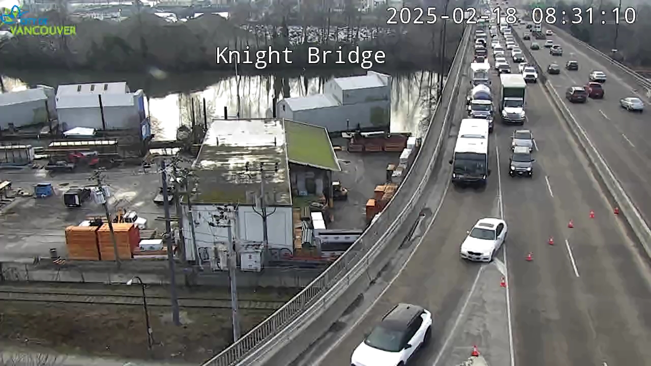 Multi-vehicle crash closes Knight Street Bridge northbound